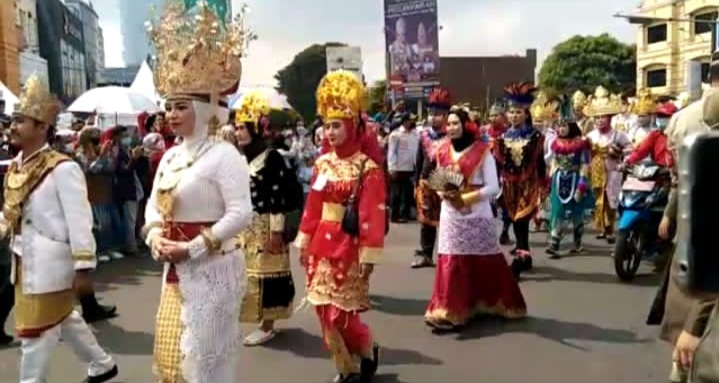 Pawai Budaya dan Mobil Hias di Tugu Adipura Bikin Ribuan Masyarakat ...