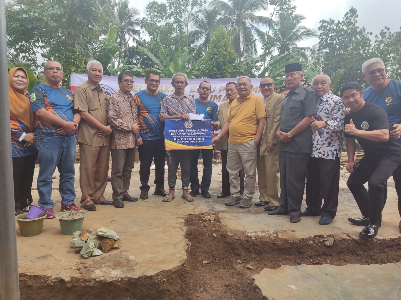 Senyum Sumringah Sunardi Jadi Target Bedah Rumah IKAPTK Lampung - MEDIA ...