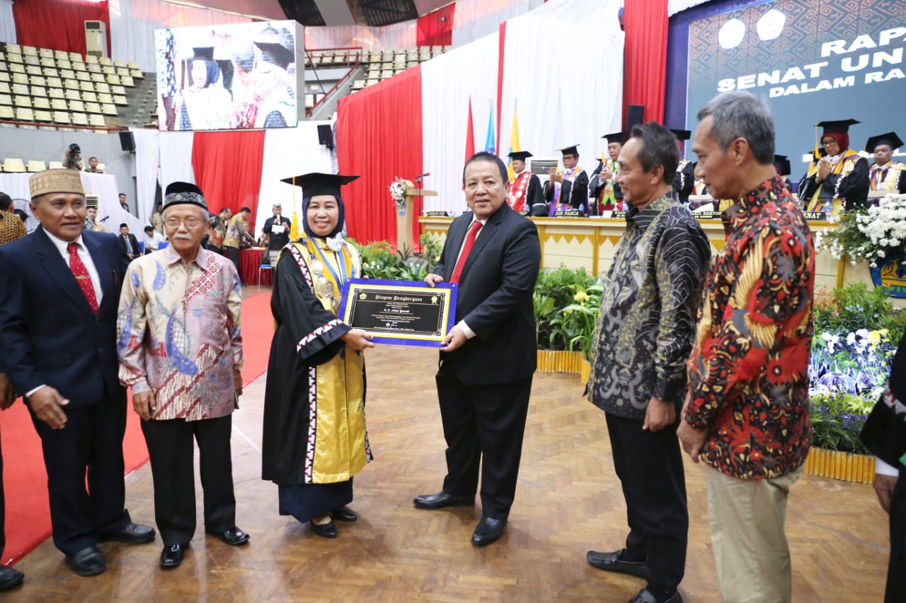 Arinal Djunaidi Terima Penghargaan Wira Utama Bhakti dari Unila Sebagai ...