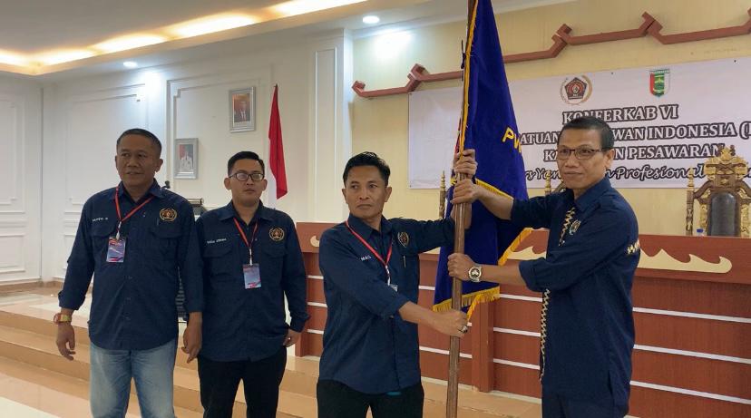 Dua Kali Ismail Kibarkan Bendera Pataka Untuk PWI Pesawaran - MEDIA RAKATA