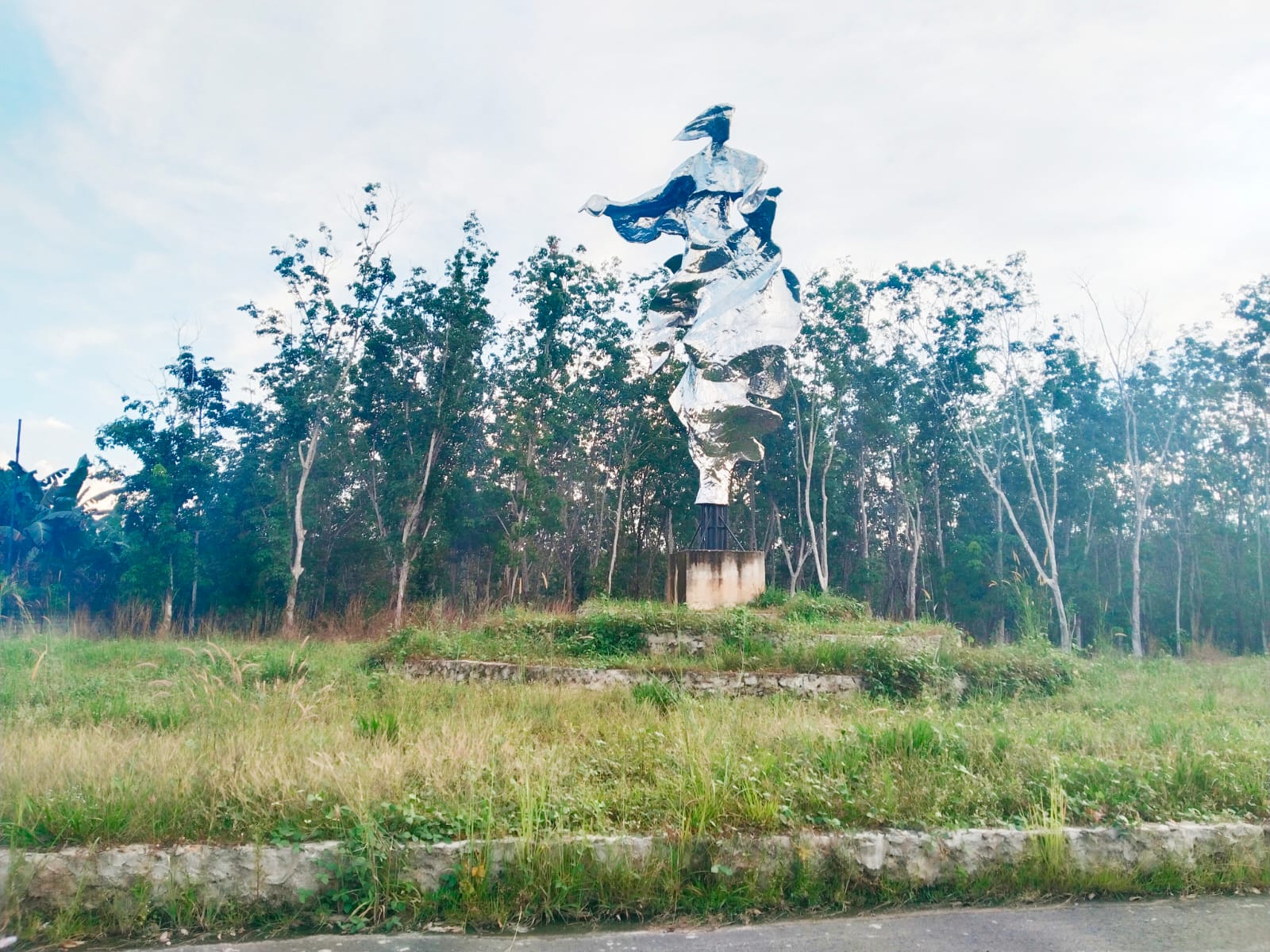 Patung Suhunan Ria Tubaba Jadi Ladang Pakan Ternak - MEDIA RAKATA